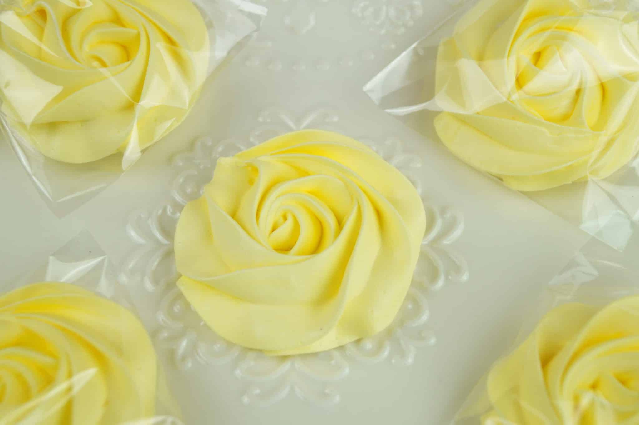 Rosaces en meringue jaune