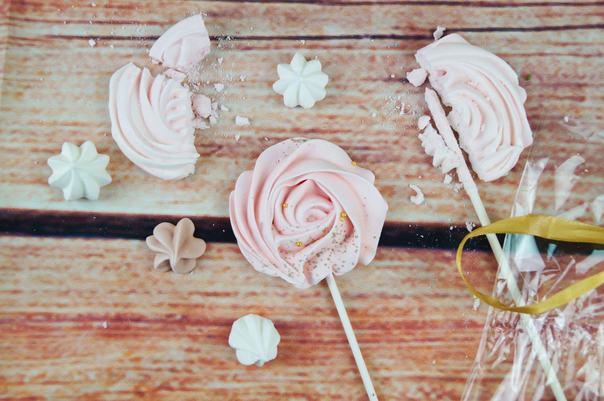 Sucettes en meringue rose